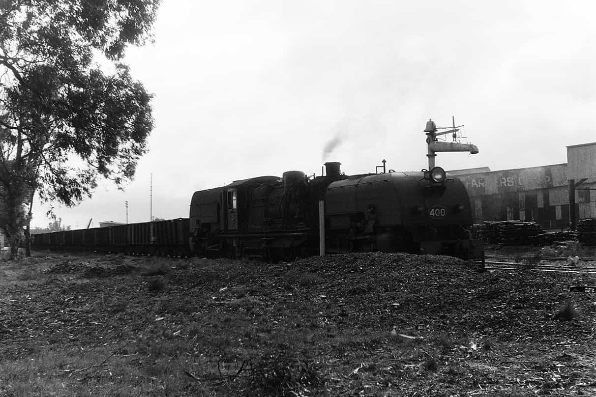 400 Class locomotive 400 at Yongala, 1964 | Lionel Noble Photo Collection